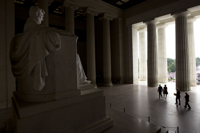 President Barack Obama walks past the statue of President Lincoln | The ...